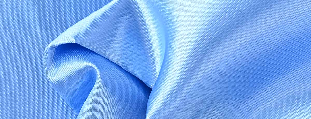 Comprendere le caratteristiche del raso: una guida completa