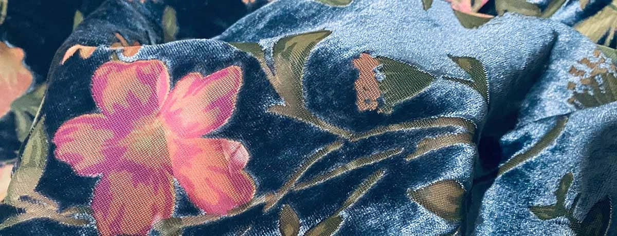La mejor tela de terciopelo floral para proyectos de tapicería de lujo