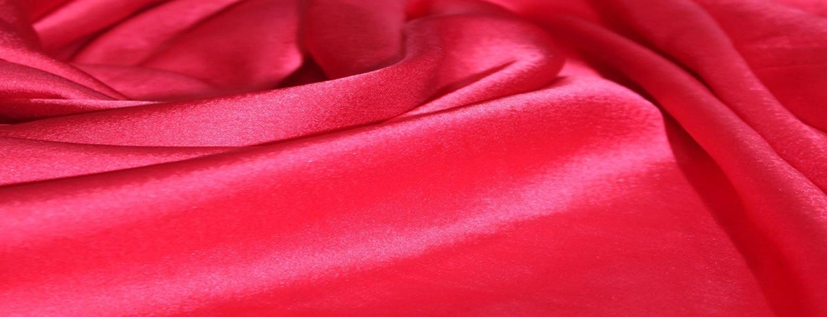 Los mejores usos del rayón satinado: lujo asequible en moda y decoración